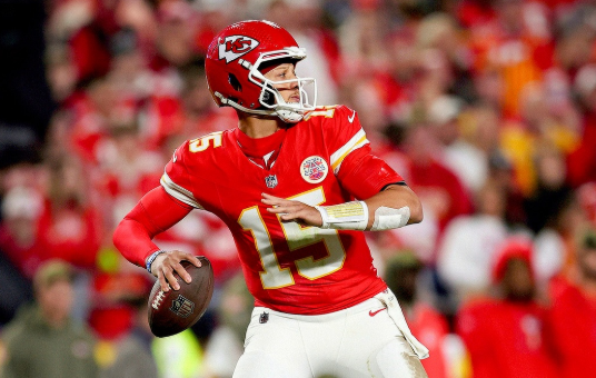Patrick Mahomes Suffers Knee Injury in Final Moments of Match Against ...